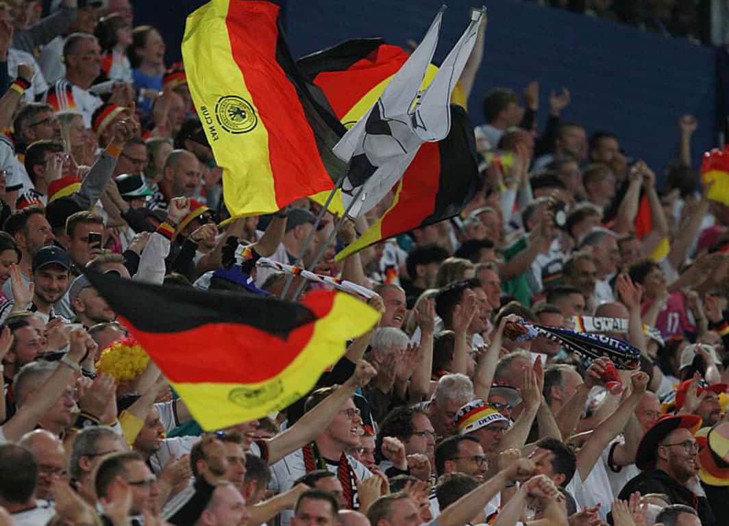 Public Viewing in Köln: Platz nur noch am Konrad-Adenauer-Ufer ⁄ Dirk ...